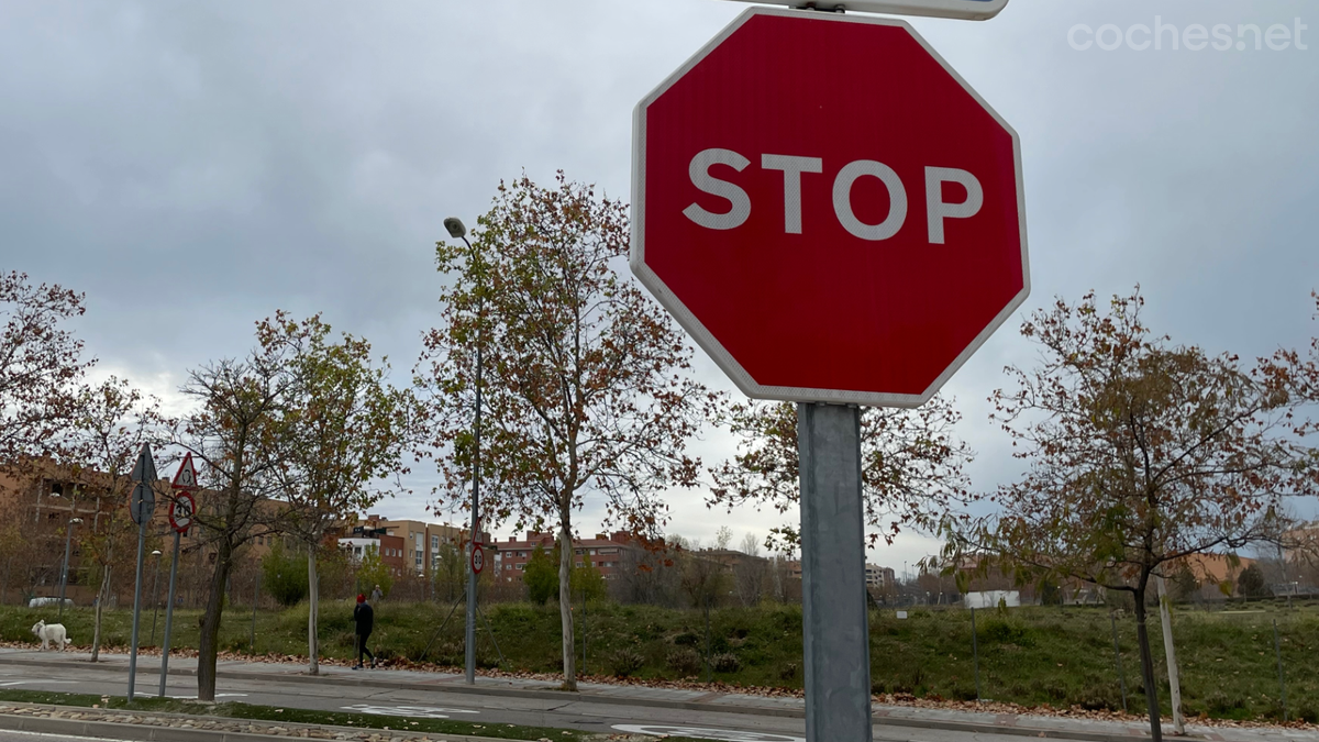 Diferencias entre las señales de Stop y Ceda el paso | Noticias coches.net