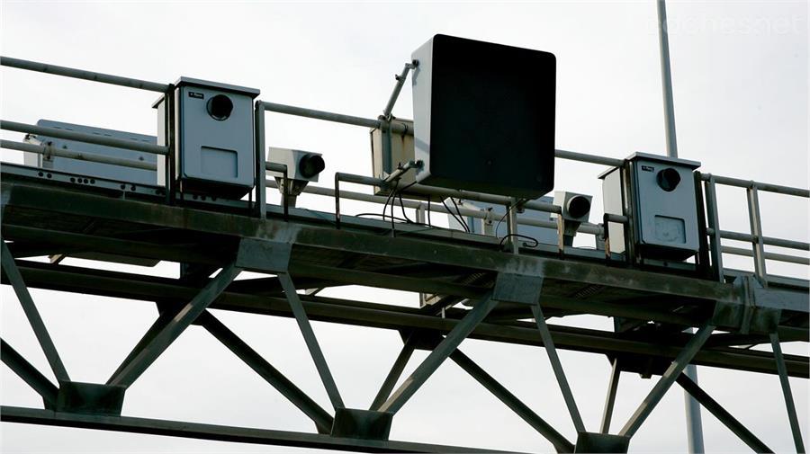 La DGT instala 17 nuevos radares. Llegará a 122 en 2025 | Noticias ...