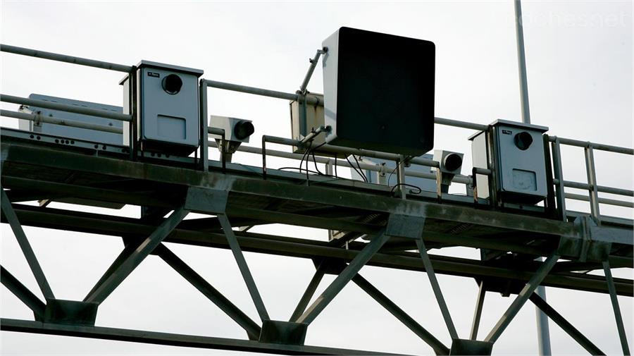 La DGT instala 17 nuevos radares. Llegará a 122 en 2025 | Noticias ...